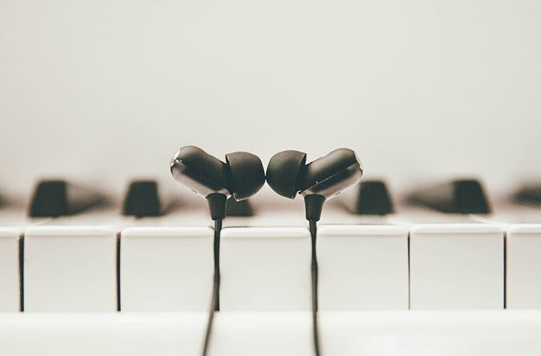 EVER WONDERED WHY HEADPHONES ARE LABELED LEFT AND RIGHT? – 1MORE UK
